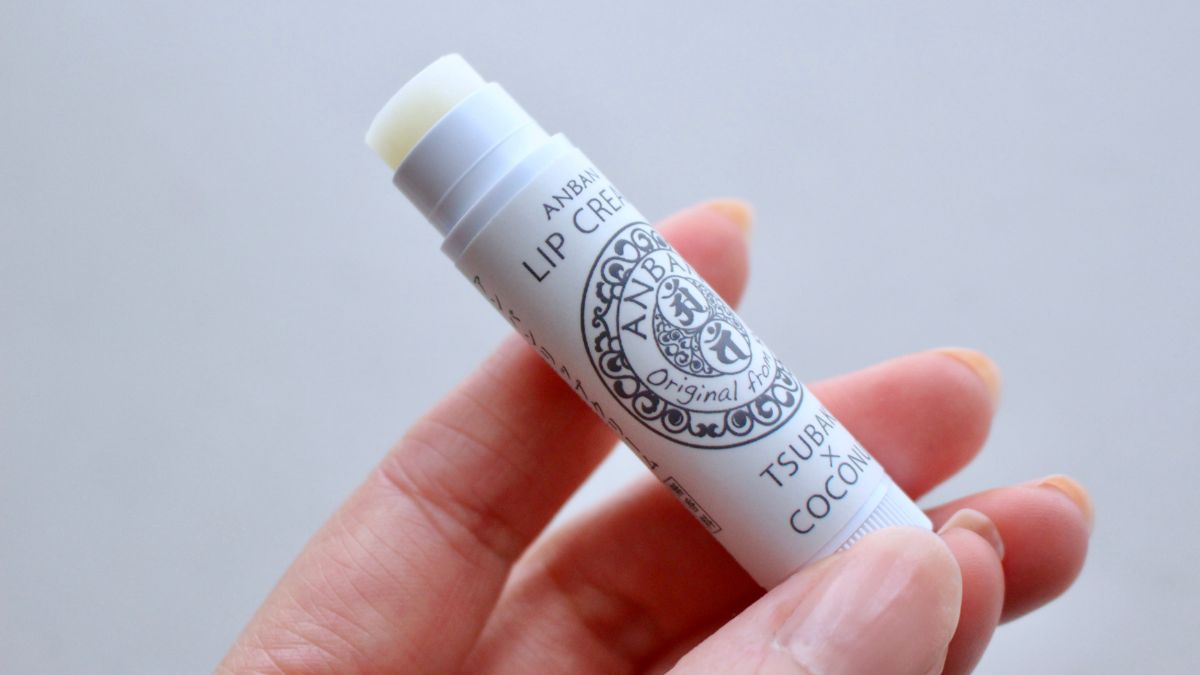 Organic lip balm that stretches smoothly when it touches the skin ｜Made ...