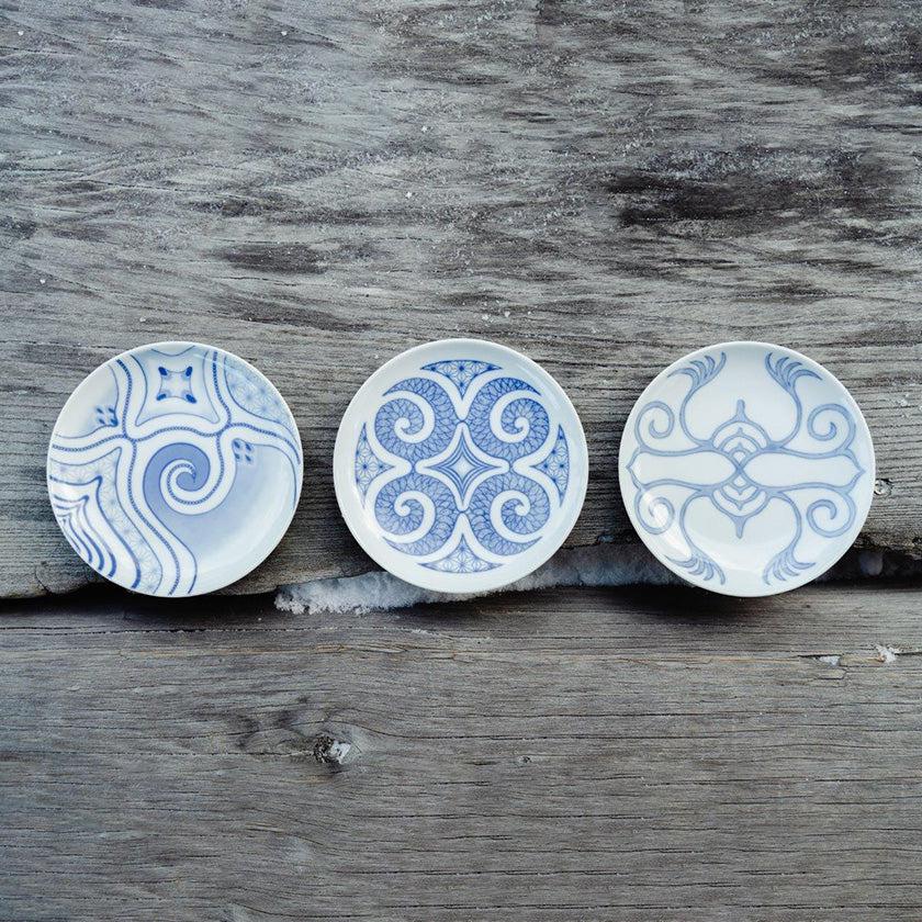 [PLATE] BLUE AND WHITE DYED PLATE Fukiko Goukon | AINU CRAFTS | CIKARPE ...